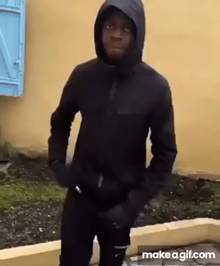 Zepeck danse avec un couteau on Make a GIF
