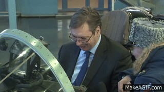Vučić "isprobao" ruski MiG on Make a GIF