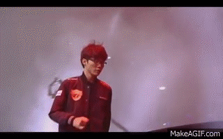 2015/10/31 總決賽SKT出場 Faker翻滾登場 on Make a GIF