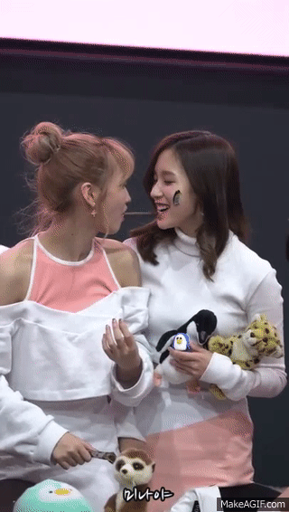 트와이스 미나 모모 빼빼로 뽀뽀 TWICE MINA MOMO Pepero Kiss @161108 건대 팬싸 on Make a GIF