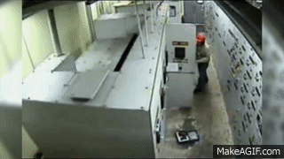 VOCÊ NÃO vai querer VER: 5 ACIDENTES ELÉTRICOS - TOP 5 on Make a GIF