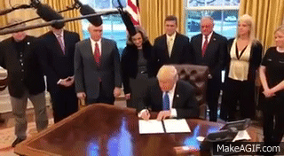 Donald J. Trump Firmando las primeras órdenes ejecutivas on Make a GIF