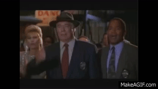 Mao Na Testa Foto De Mulher Feliz Procurando Na Praia Com A Mão Na