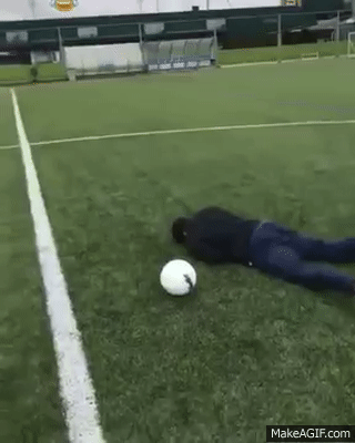 Neymar paga mico ao tentar embaixadinha, pisar na bola e levar tombo on ...