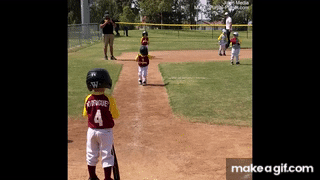 Little kid runs in slow motion during baseball game - Daily Mail on ...