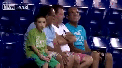 Niño se vuelve loco al mirarse en la pantalla del on Make a GIF
