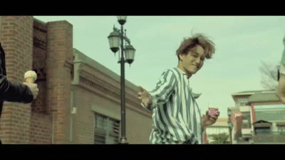 [배스킨라빈스] EXO가 극찬한 무비씨어터팝콘 TVCF(30") ★이벤트★를 확인하세요. on Make a GIF