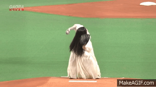 貞子始球式 球速96kmのボールを伽椰子に痛打され力尽きる 【Sadako(Ring) vs Kayako(Ju-On) Baseball ...