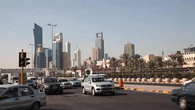 Tráfego na Arabian Gulf Street, em Kuwait City on Make a GIF
