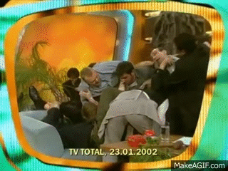 Raab bekommt auf die Nase on Make a GIF