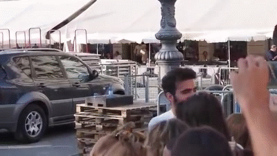 Ignazio Boschetto bello y atento con las fans italianas !! on Make a GIF