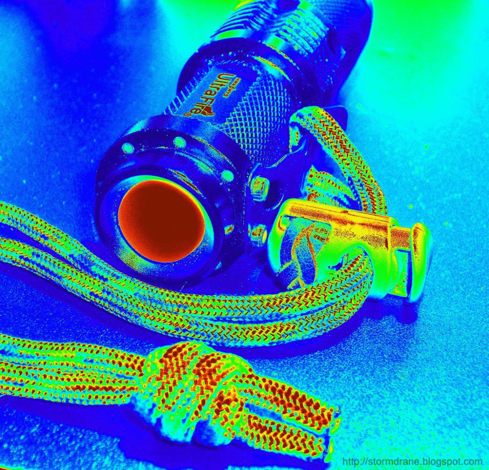 knotty paracord flashlight cordloc on Make a GIF