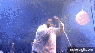 Péricles sensualizando no palco. on Make a GIF