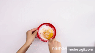 Pão de queijo de frigideira light: receita fácil e saudável on Make a GIF